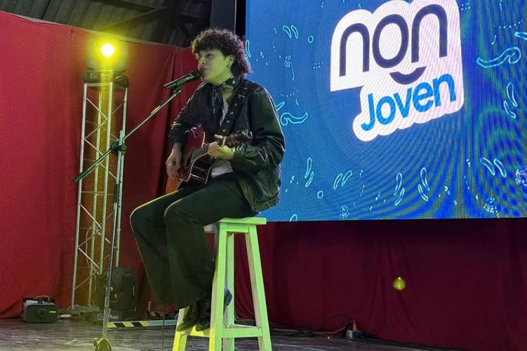 Mateo Rey, con voz propia, el primer finalista de NQN Late | Neuquén Al ...